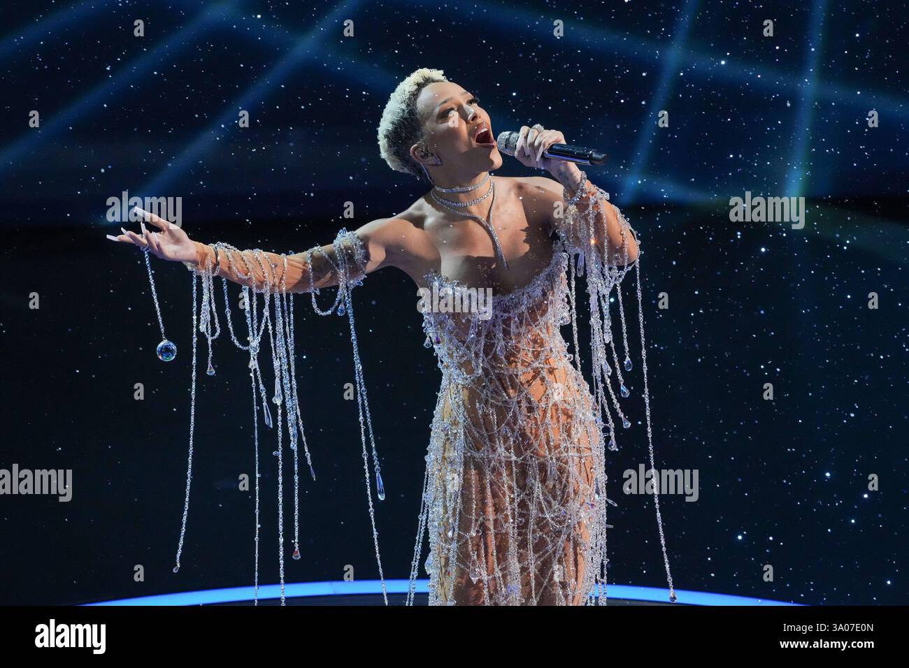 Doja Cat sings "Diamonds are forever" during the Oscars on Sunday ...