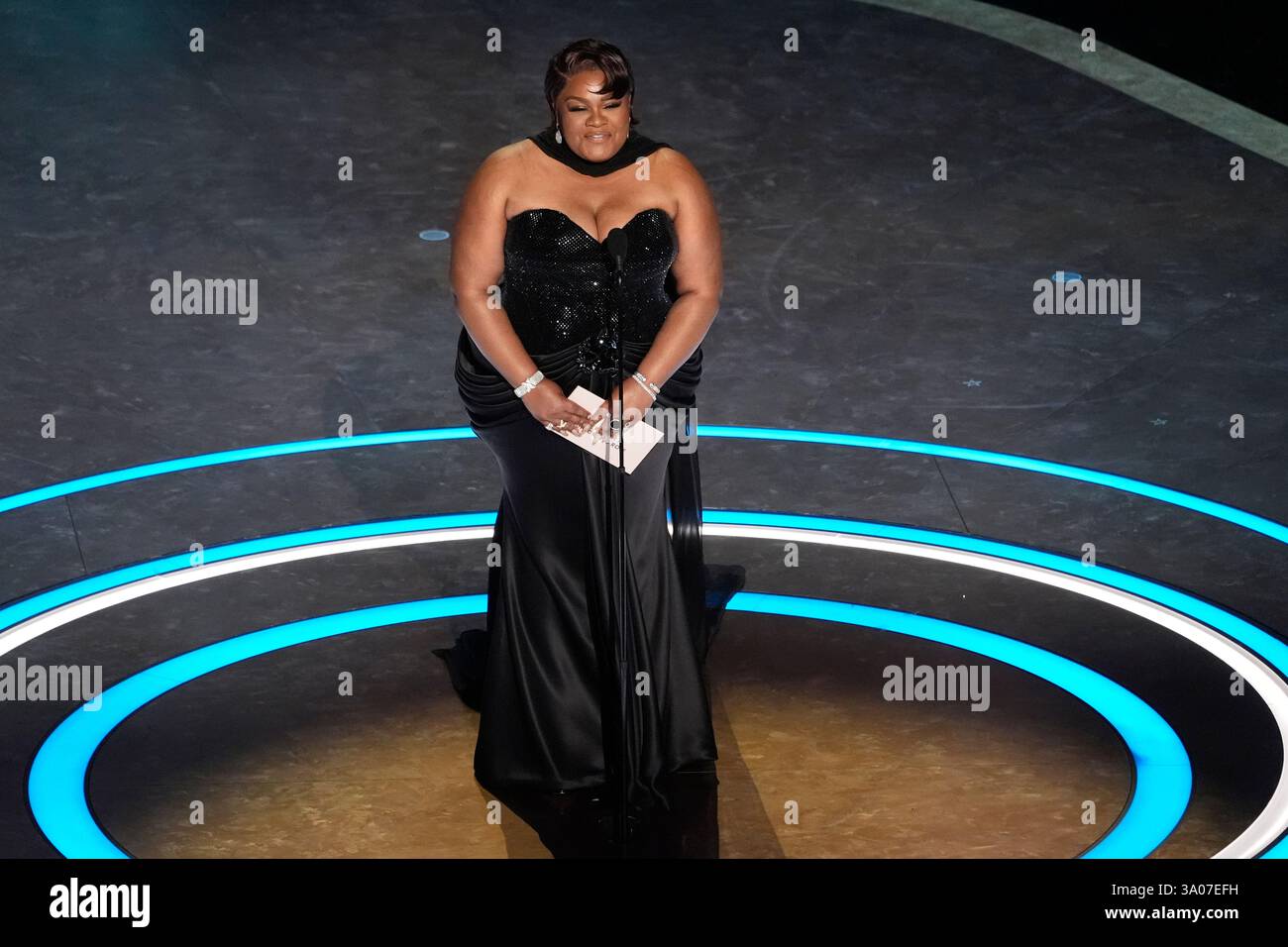 Da'Vine Joy Randolph presents the award for best performance by an ...