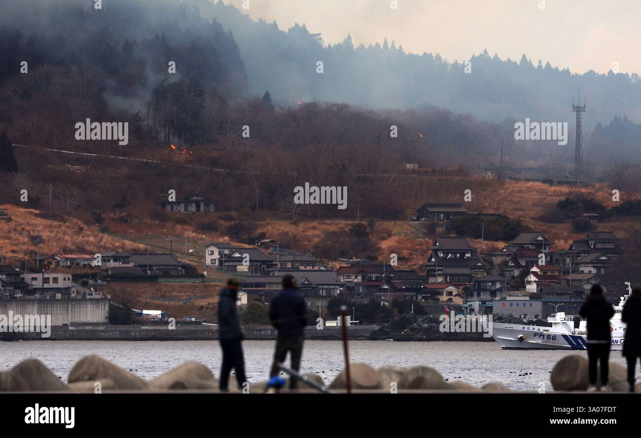 Forest fire continues to spread and to approach the village in Ofunato ...
