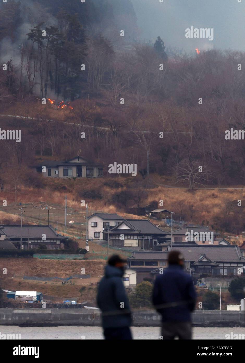 Forest fire continues to spread and to approach the village in Ofunato ...