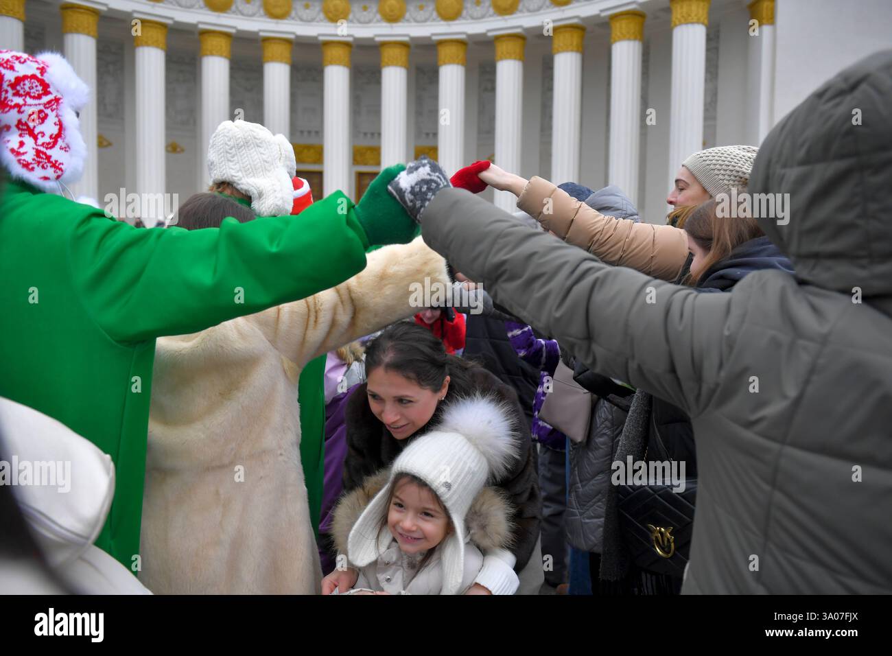 (250303) -- MOSCOW, March 3, 2025 (Xinhua) -- People play a game during ...