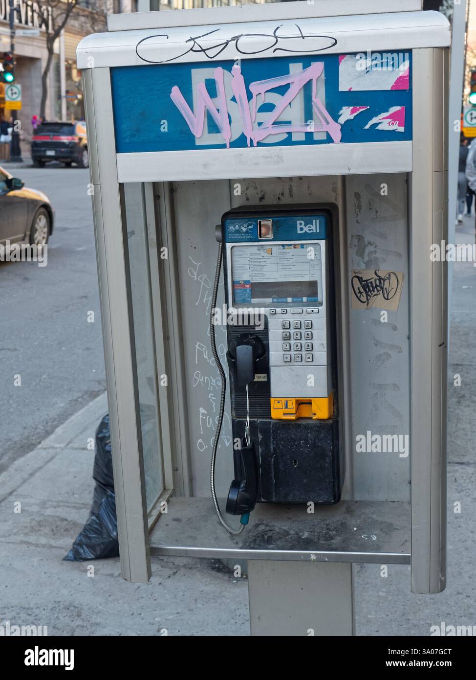 Bell canada public telephone booth hi-res stock photography and images ...
