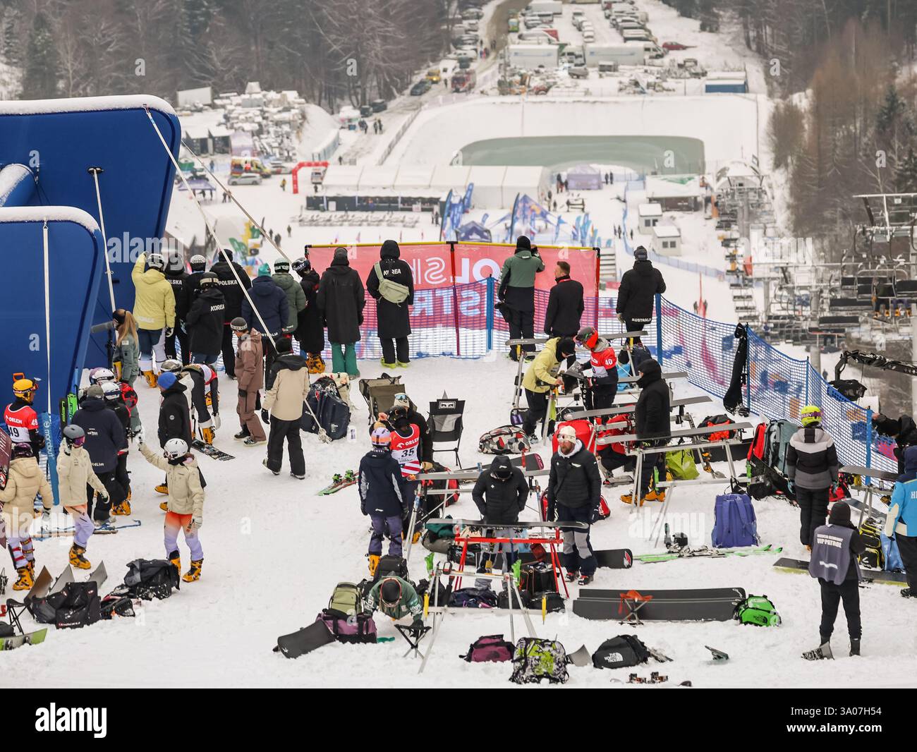 Krynica Zdroj, Poland. 02nd Mar, 2025. Athletes prepare for Parallel ...