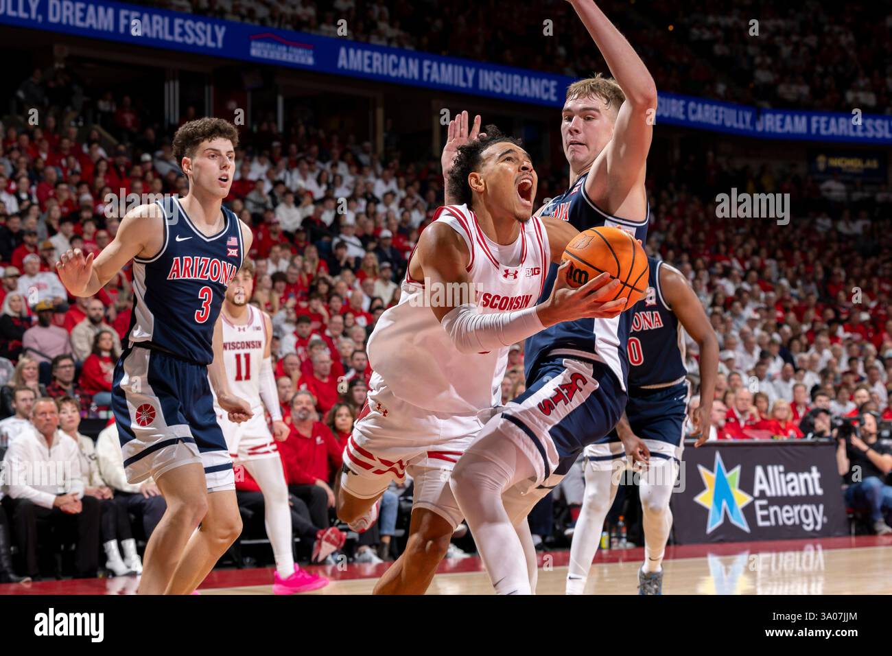 Wisconsin Badgers guard John Tonje (9) shoots the ball during an NCAA ...