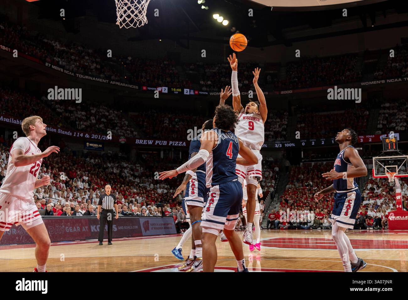 Wisconsin Badgers guard John Tonje (9) shoots the ball during an NCAA ...
