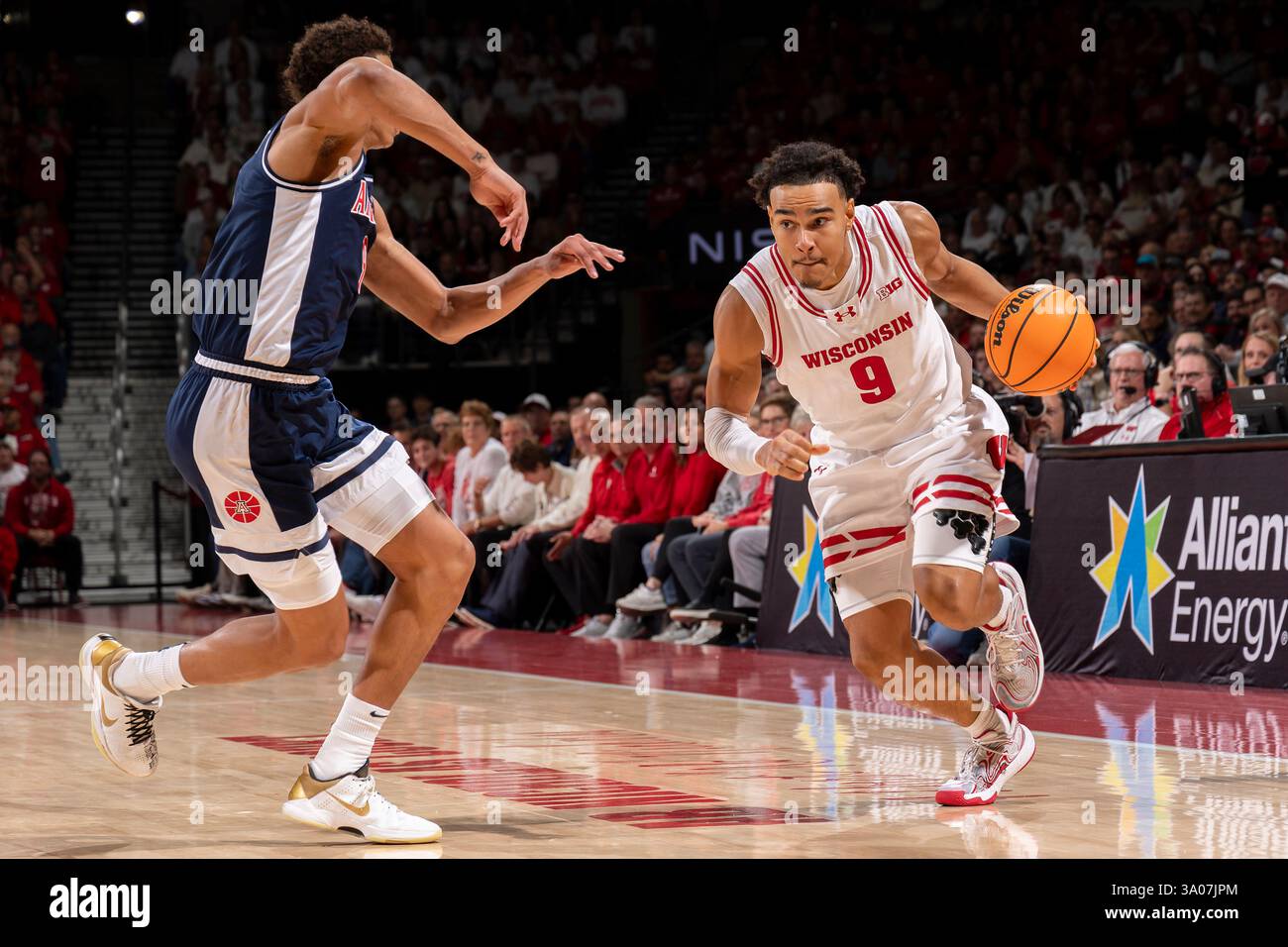 Wisconsin Badgers guard John Tonje (9) handles the ball during an NCAA ...
