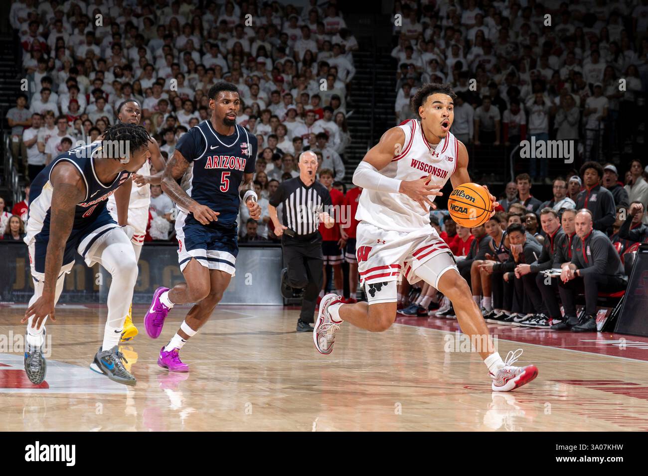 Wisconsin Badgers guard John Tonje (9) handles the ball during an NCAA ...