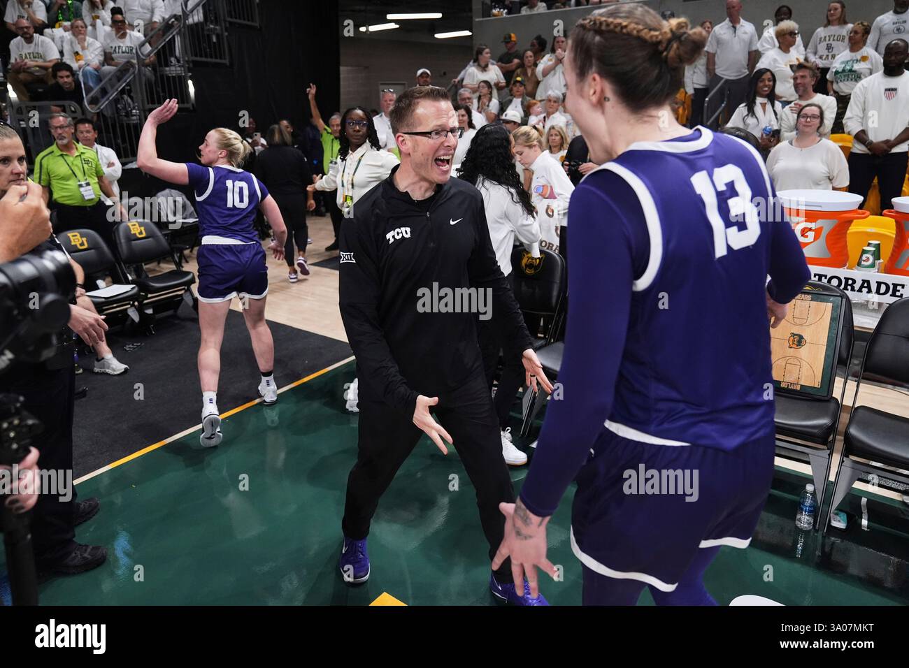 Hailey Van Lith (10), head basketball coach Mark Campbell, center, and ...