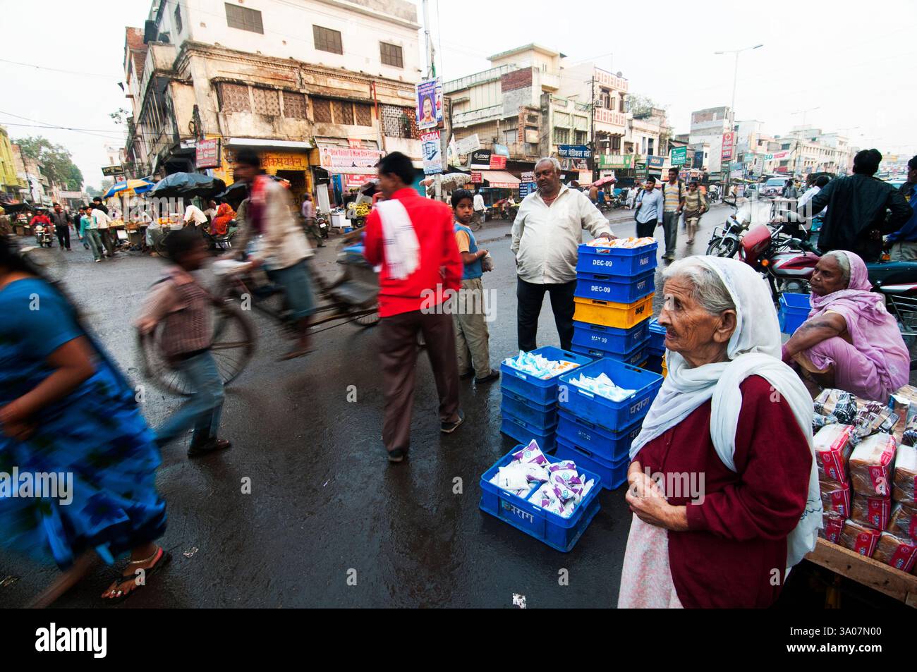 Lucknow streets hi-res stock photography and images - Alamy