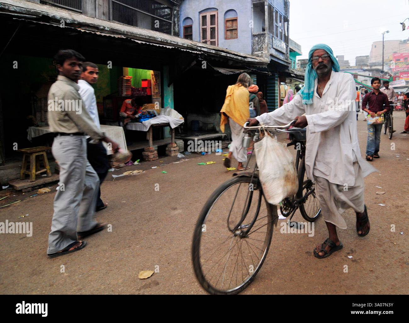 Pilgrims walk between temples in Ayodhya, Uttar Pradesh, India Stock ...