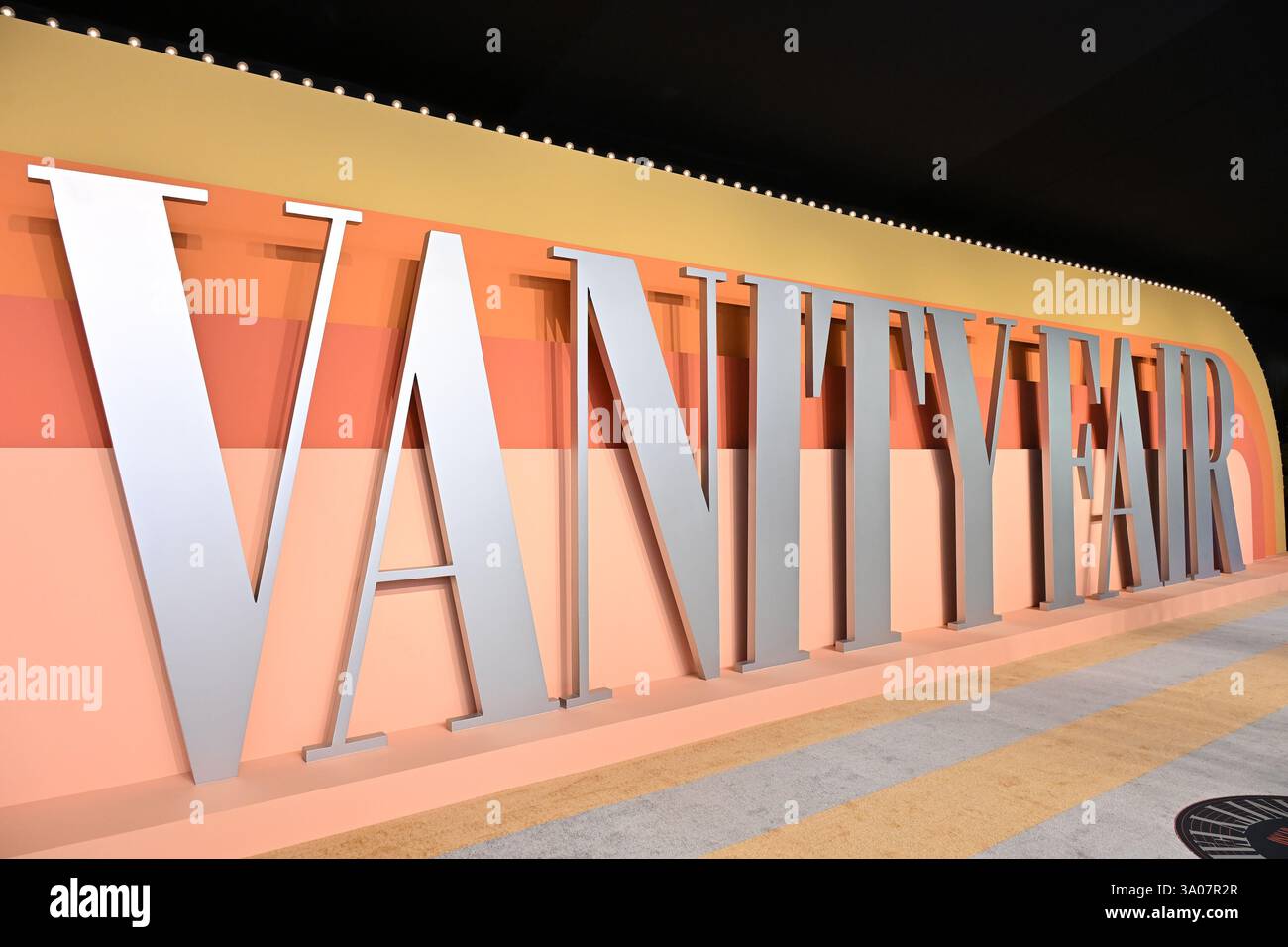 Beverly Hills, USA. 02nd Mar, 2025. Atmosphere arriving at the Vanity ...