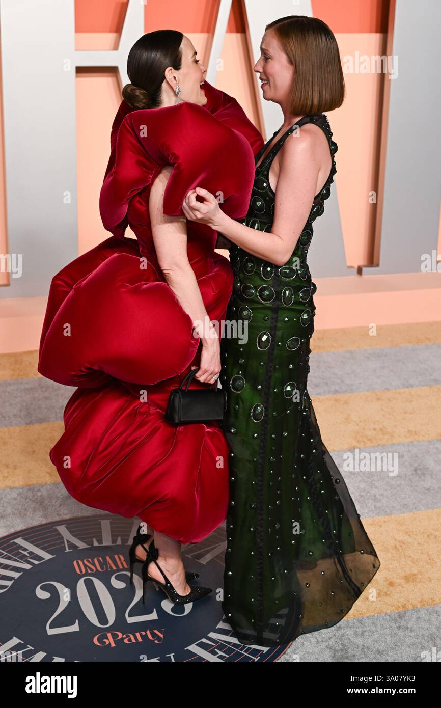 Sarah paulson and hannah einbinder hi-res stock photography and images ...