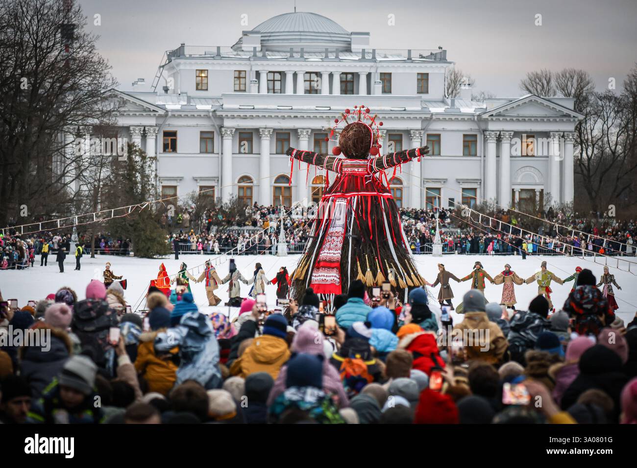 People look at the effigy on Elagin Island during the Maslenitsa ...