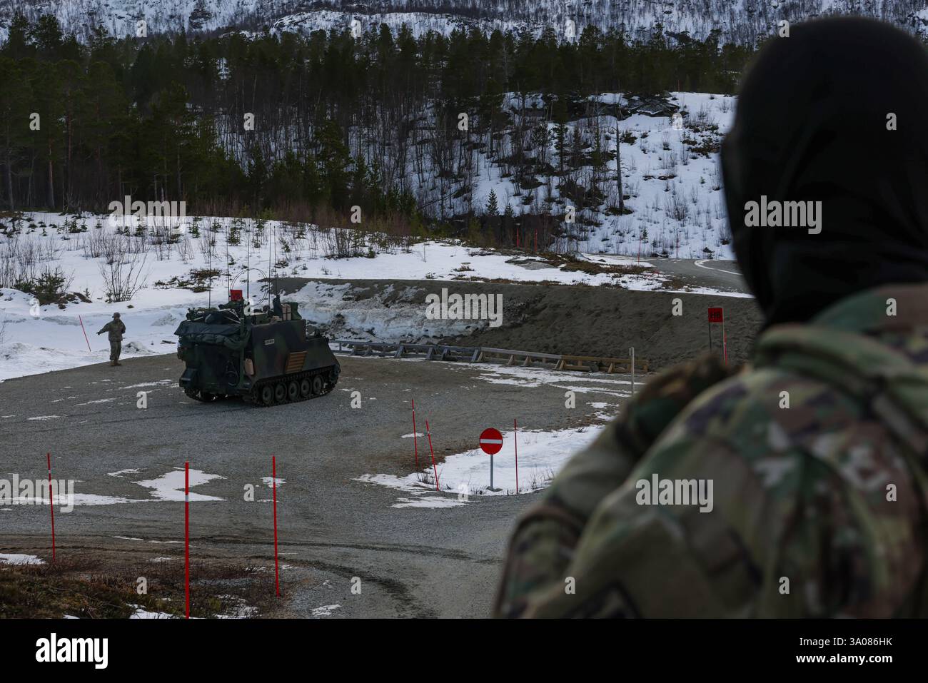 U.S. Soldiers assigned to Headquarters and Headquarters Battery, 1st ...