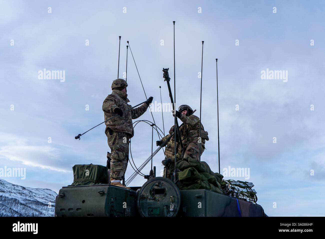 U.S. Soldiers assigned to Headquarters and Headquarters Battery, 1st ...