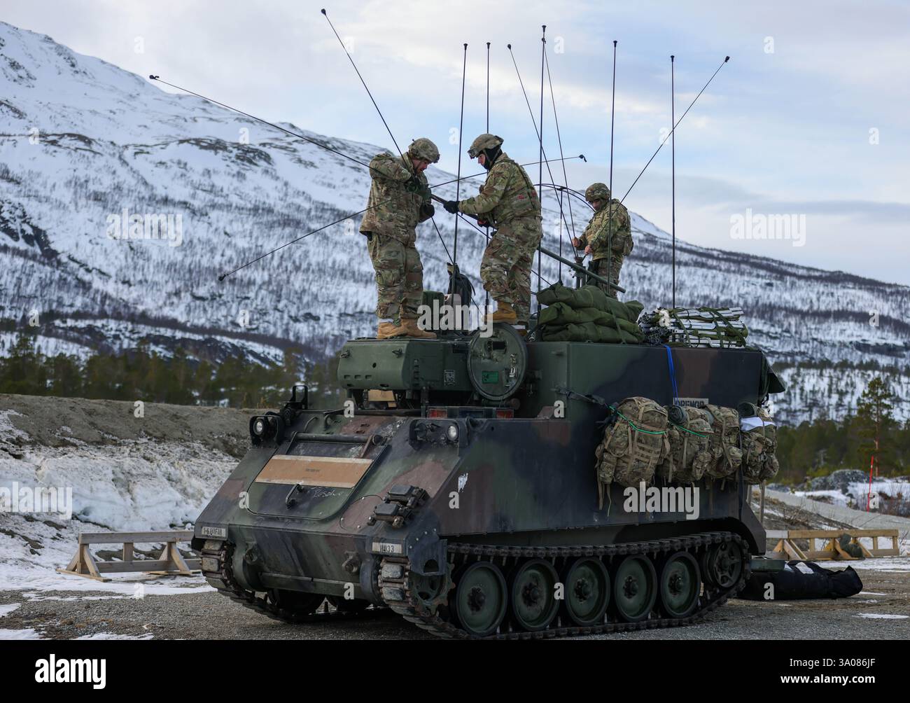 U.S. Soldiers assigned to Headquarters and Headquarters Battery, 1st ...