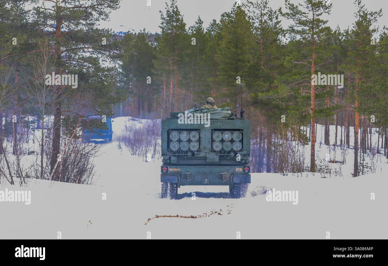 U.S. Soldiers from 3rd Platoon, 1st Battalion, 6th Field Artillery ...