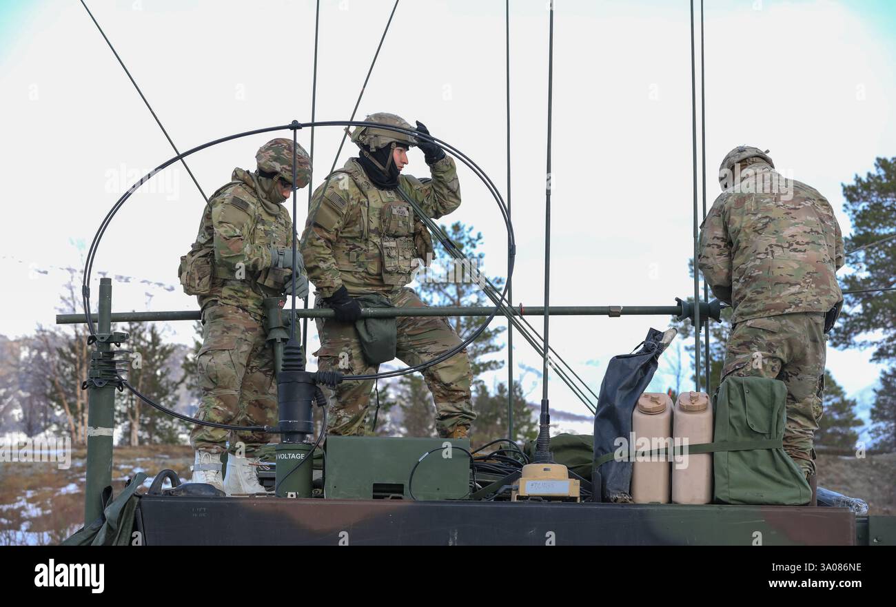 U.S. Soldiers assigned to Headquarters and Headquarters Battery, 1st ...