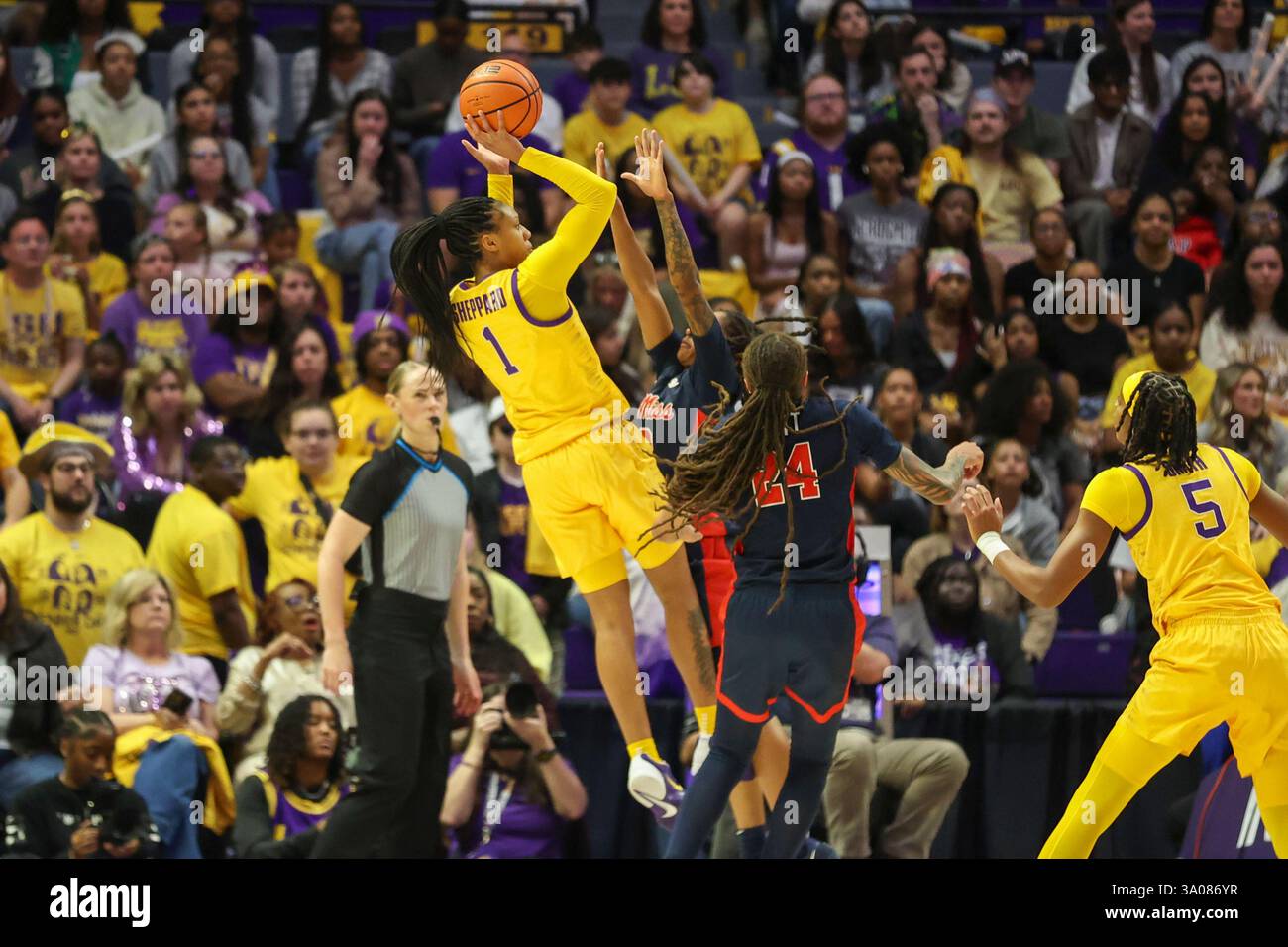 LSU Lady Tigers guard Mjracle Sheppard (1) shoots a fallaway jumper ...