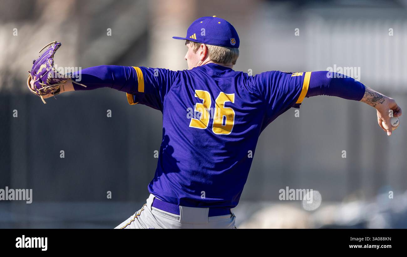 Western Illinois pitcher Billy Humphrey (36) pitches against Alabama ...