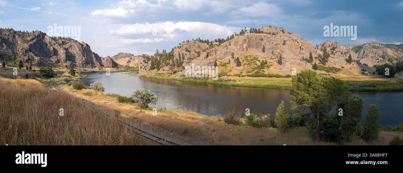 Montana railroad tracks along missouri river hi-res stock photography ...
