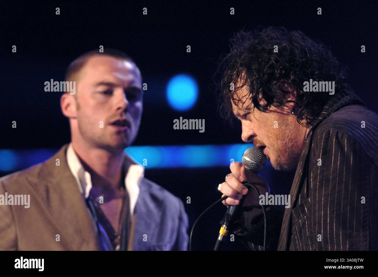 London England 06/05/2004 : Zucchero Fornaciari,Italian singer, and Irish singer Ronan Keating ...