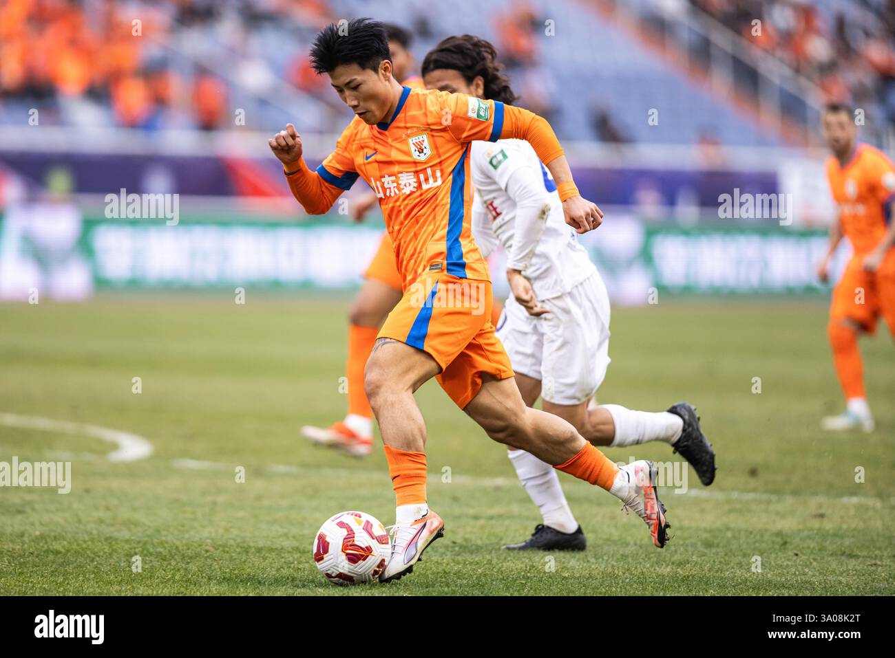 Shandong Taishan Football Club defeated Dalian Yingbo Football Club ...