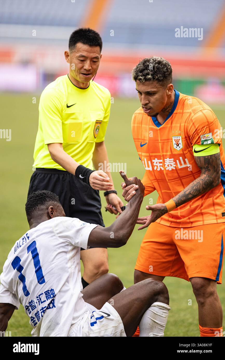 Shandong Taishan Football Club defeated Dalian Yingbo Football Club ...
