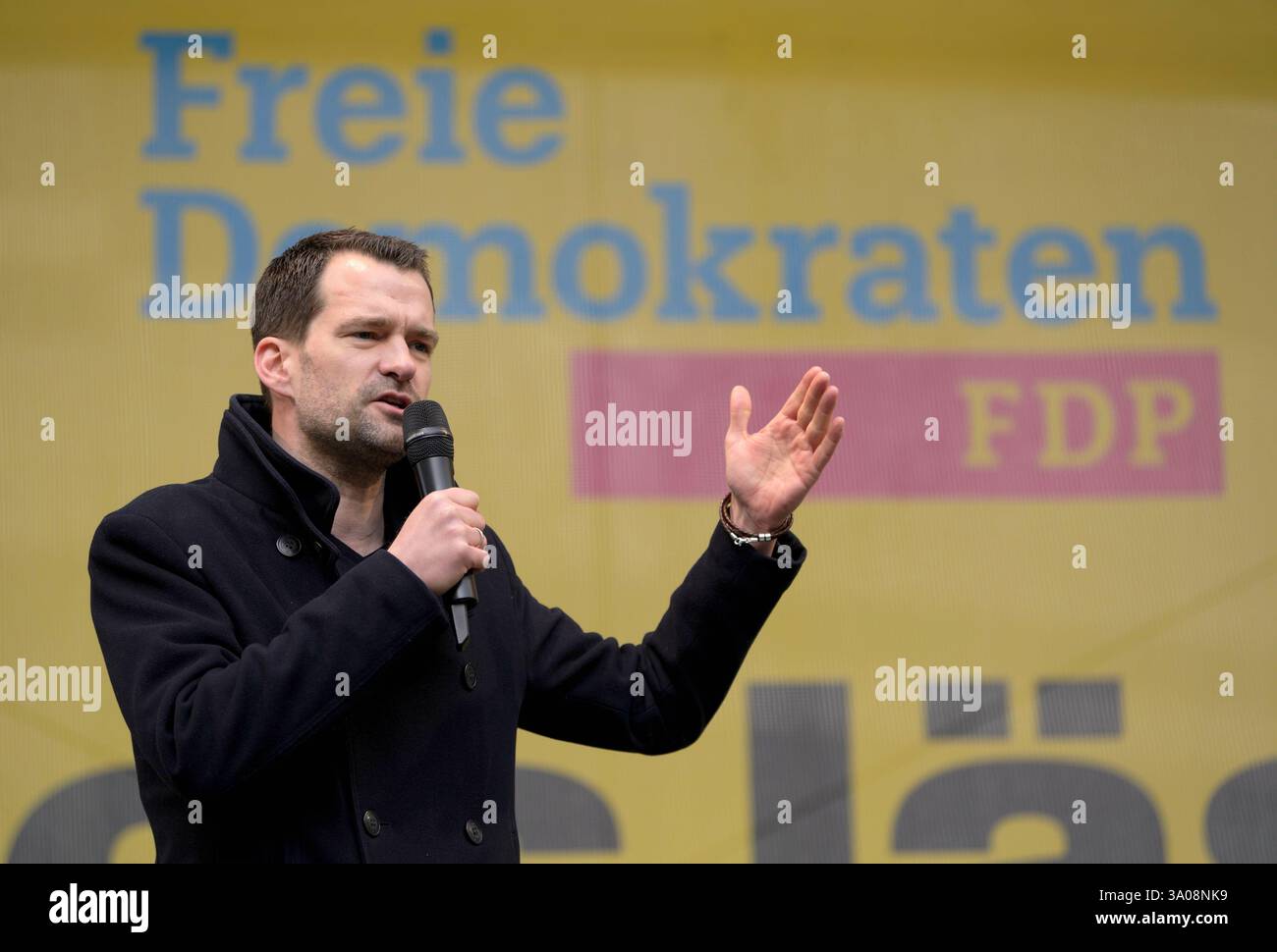 Wahlkampfkundgebung der FDP in Duesseldorf am 20.02.2025 : Johannes ...