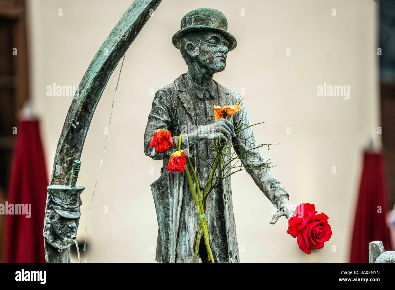 Karl-Valentin-Brunnen mit Blumen geschmückt, Viktualienmarkt, München ...