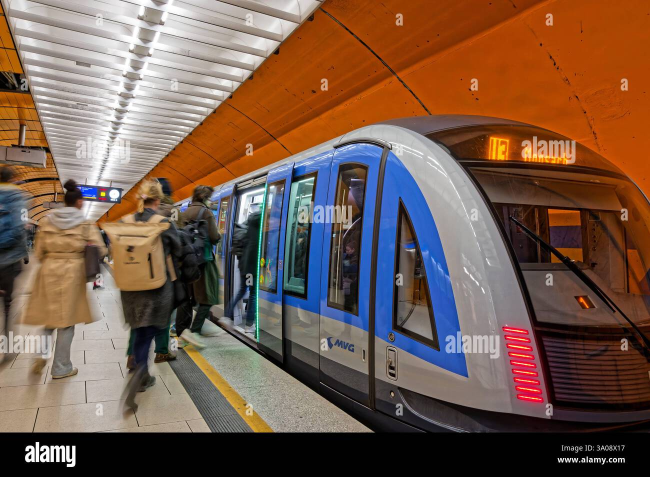 Öffentliche Verkehrsmittel. In der Müchner U-Bahn an der Haltestelle ...