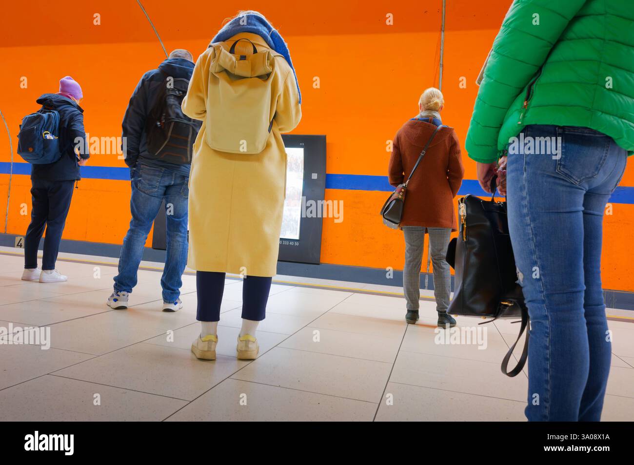 Öffentliche Verkehrsmittel. In der Müchner U-Bahn an der Haltestelle ...