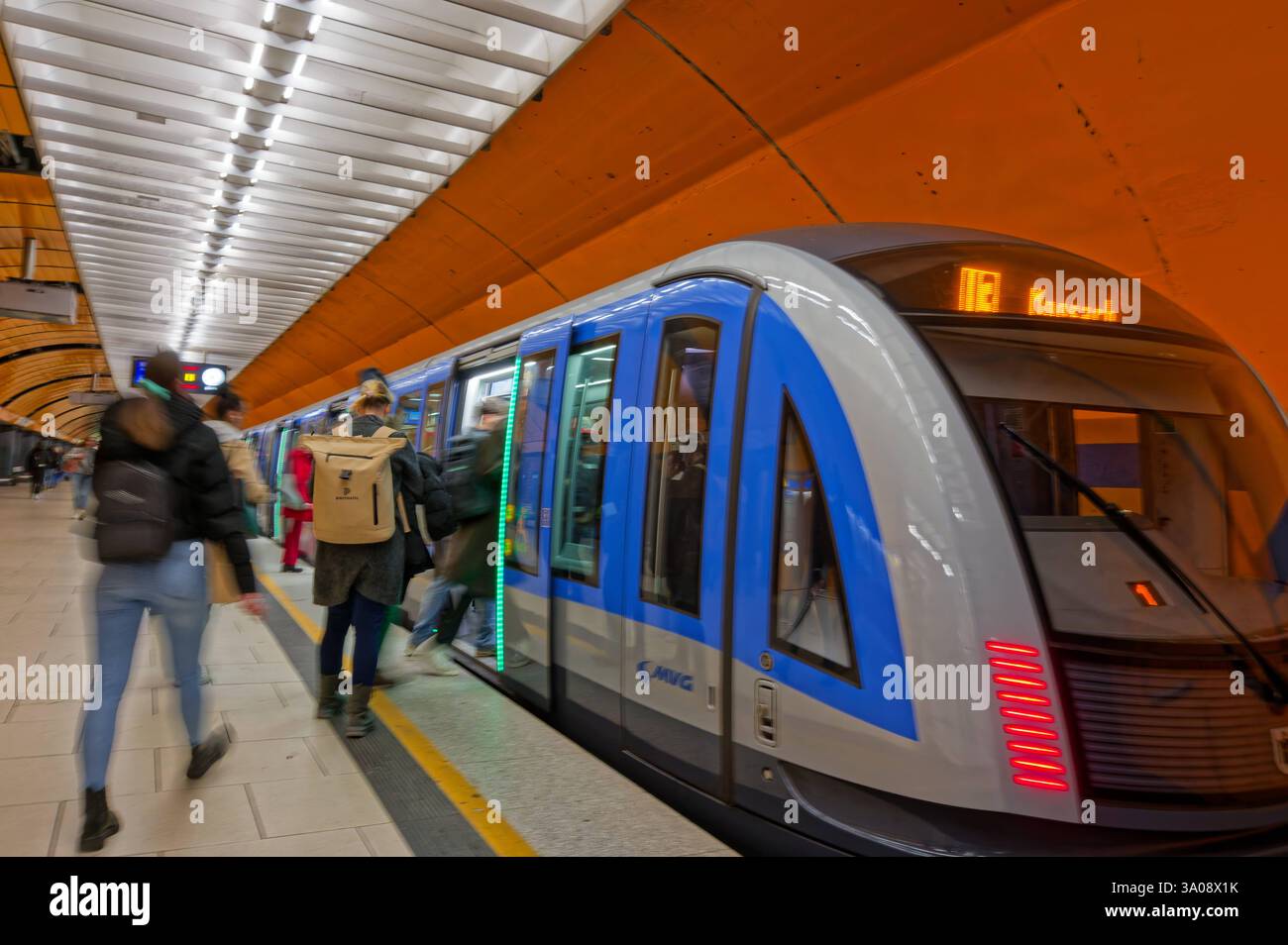 Öffentliche Verkehrsmittel. In der Müchner U-Bahn an der Haltestelle ...