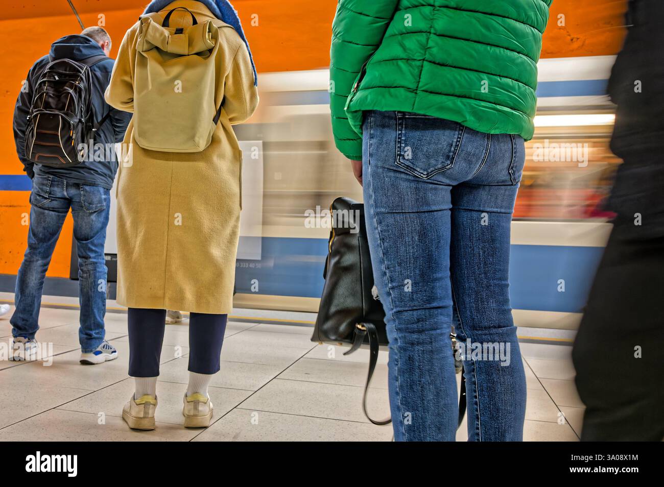 Öffentliche Verkehrsmittel. In der Müchner U-Bahn an der Haltestelle ...