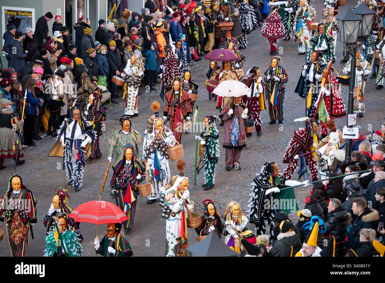 Rottweil, Germany. 03rd Mar, 2025. Numerous jesters walk through the ...