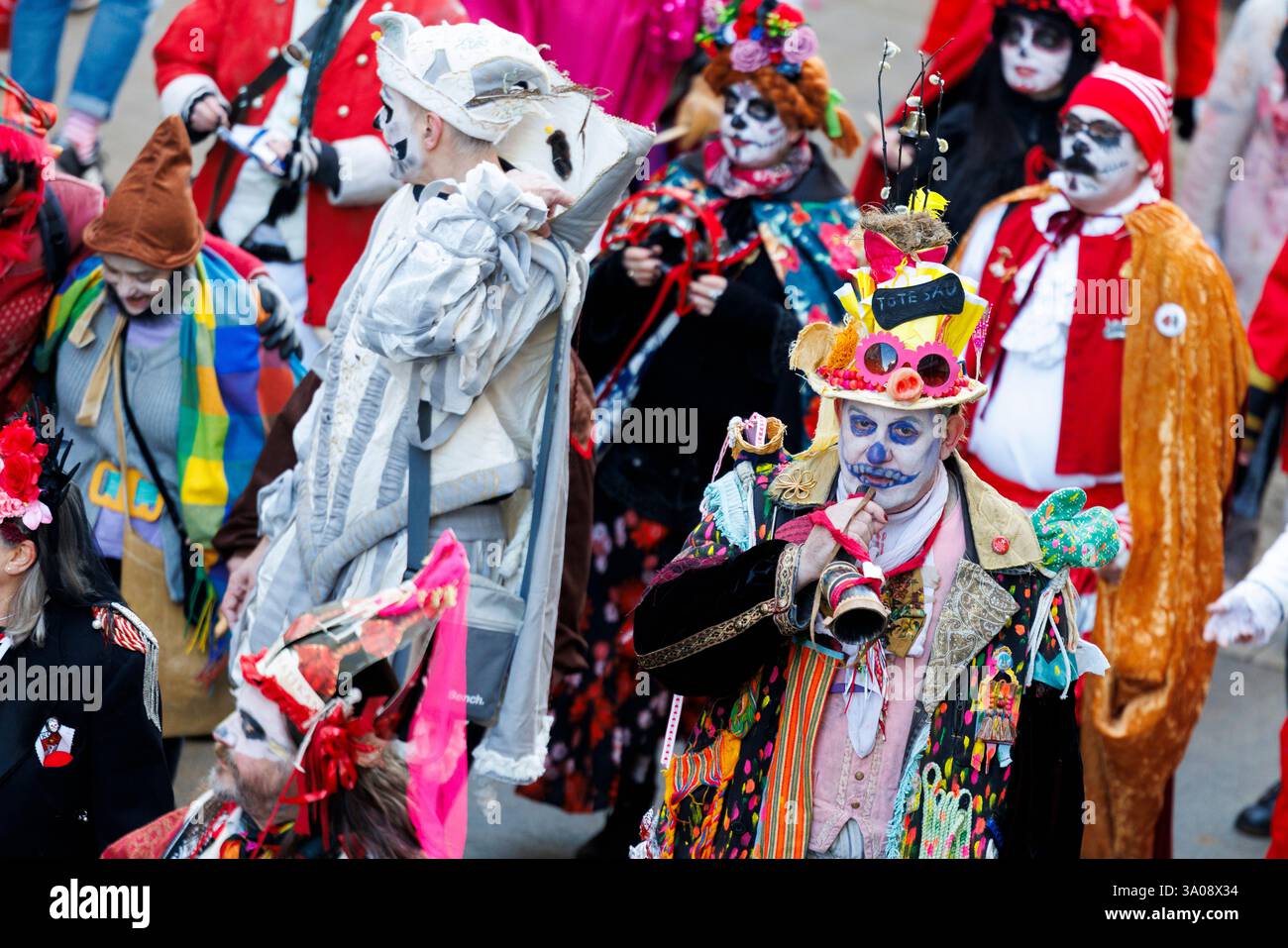 03 March 2025, North Rhine-Westphalia, Cologne: Colorfully dressed up ...