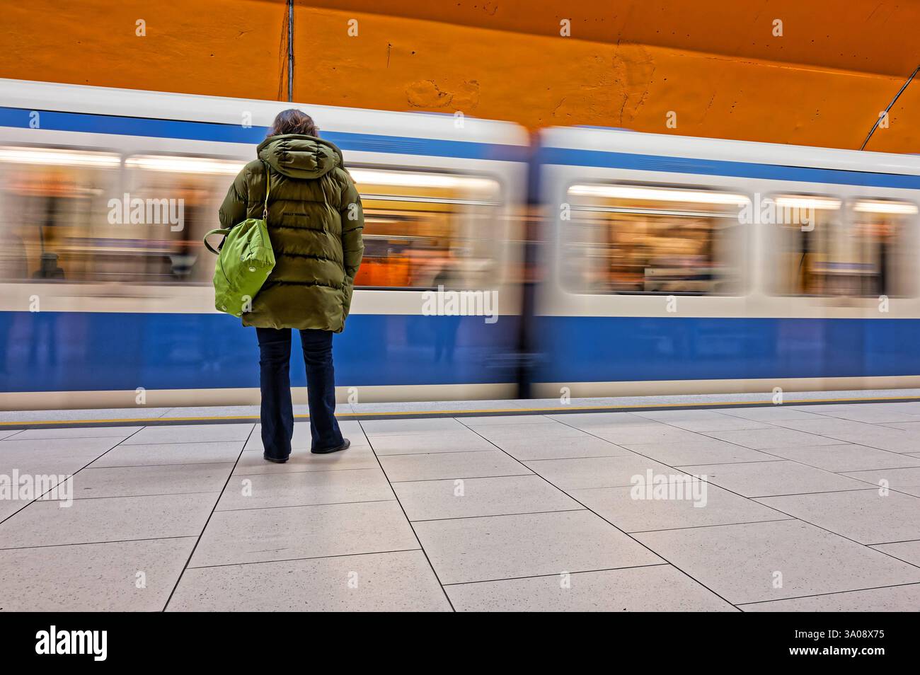 Öffentliche Verkehrsmittel. In der Müchner U-Bahn an der Haltestelle ...