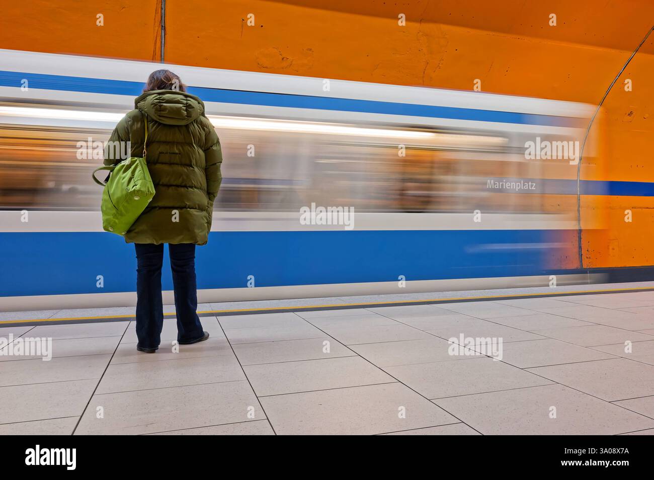 Öffentliche Verkehrsmittel. In der Müchner U-Bahn an der Haltestelle ...
