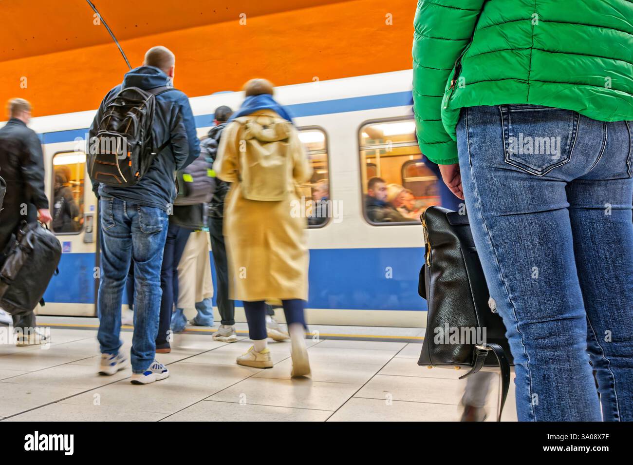 Öffentliche Verkehrsmittel. In der Müchner U-Bahn an der Haltestelle ...