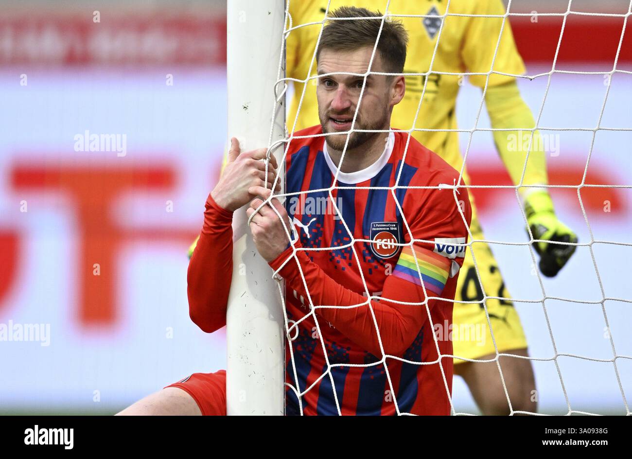 Patrick Mainka 1. FC Heidenheim 1846 FCH (06) behind goal net ...