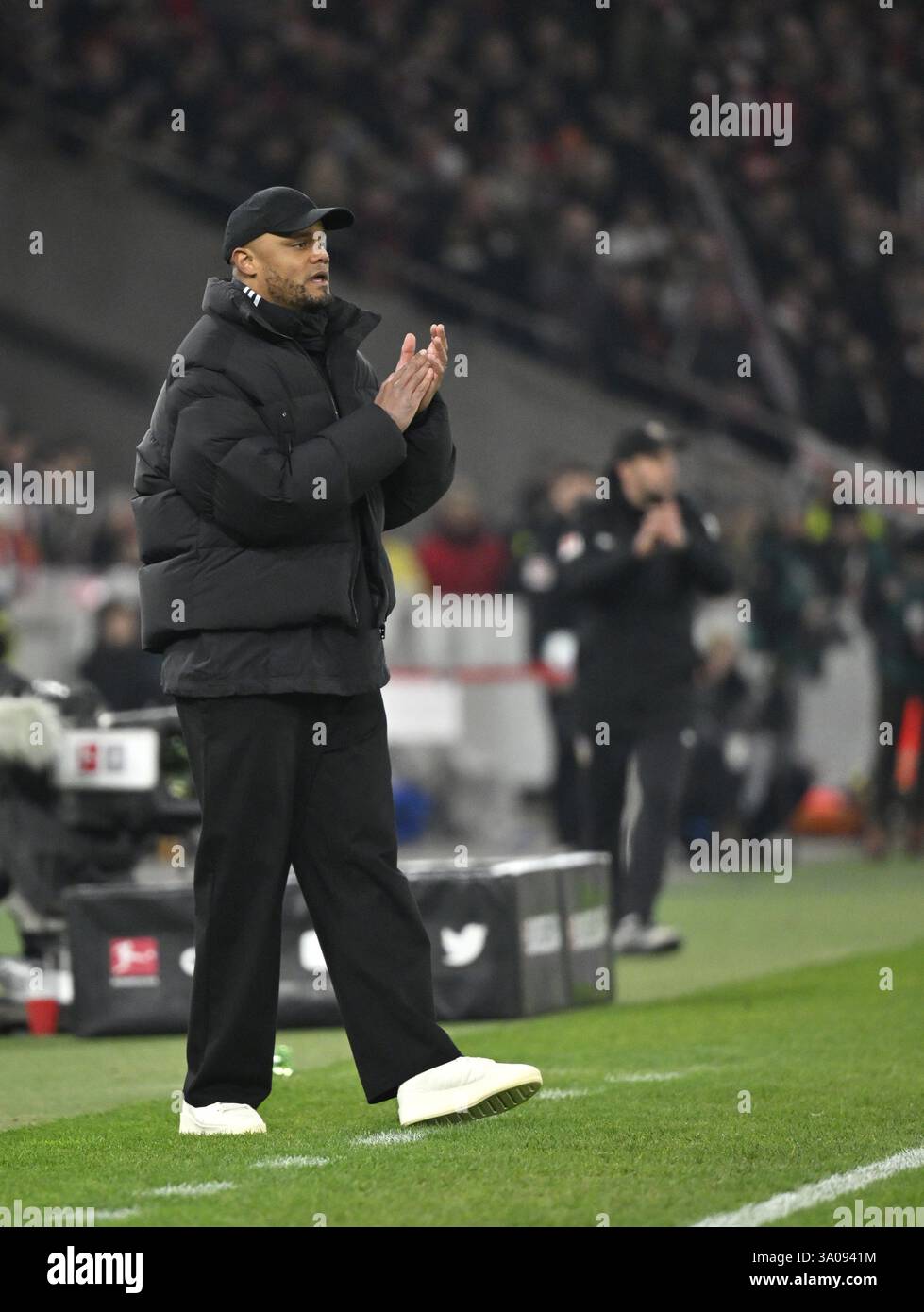 Coach Vincent Kompany FC Bayern Munich FCB on the sidelines clapping ...