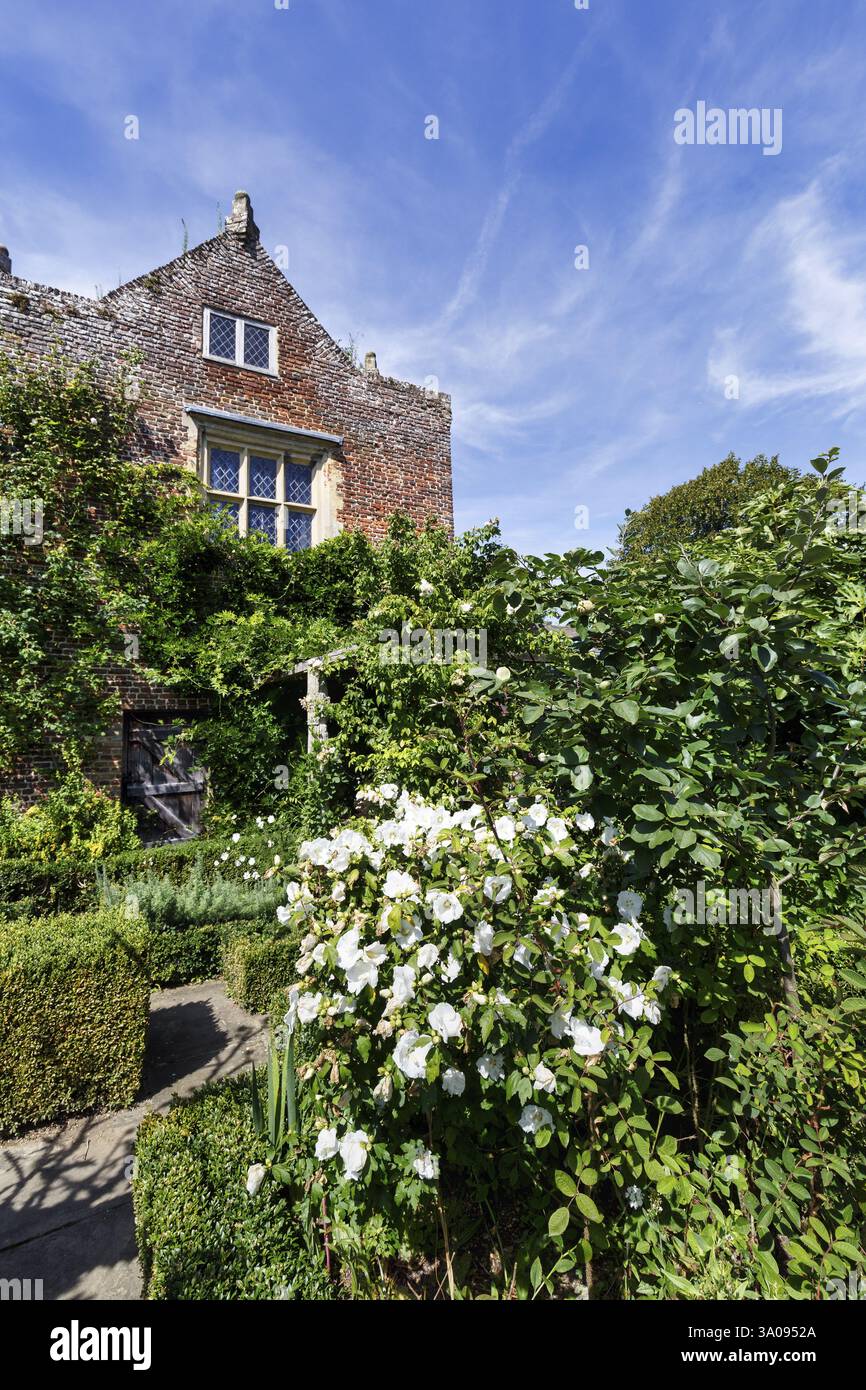 The White Garden, gardens, Cirrus, Sissinghurst Castle and Garden ...