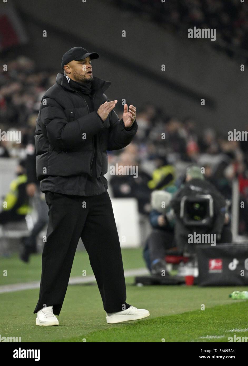 Coach Vincent Kompany FC Bayern Munich FCB on the sidelines clapping ...