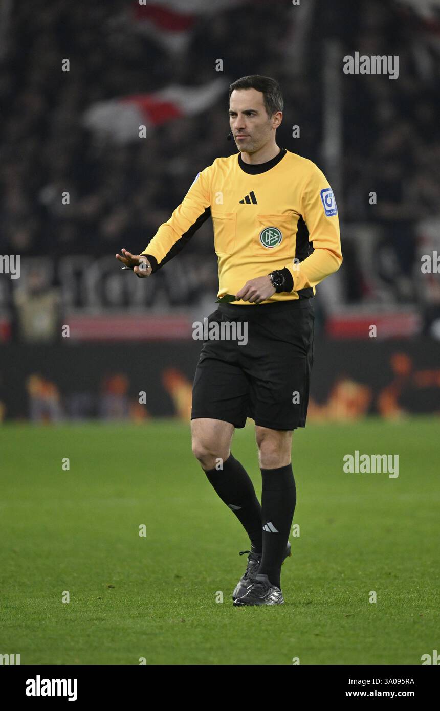 Referee Referee Benjamin Brand gesture gesture calm, calms, MHPArena ...