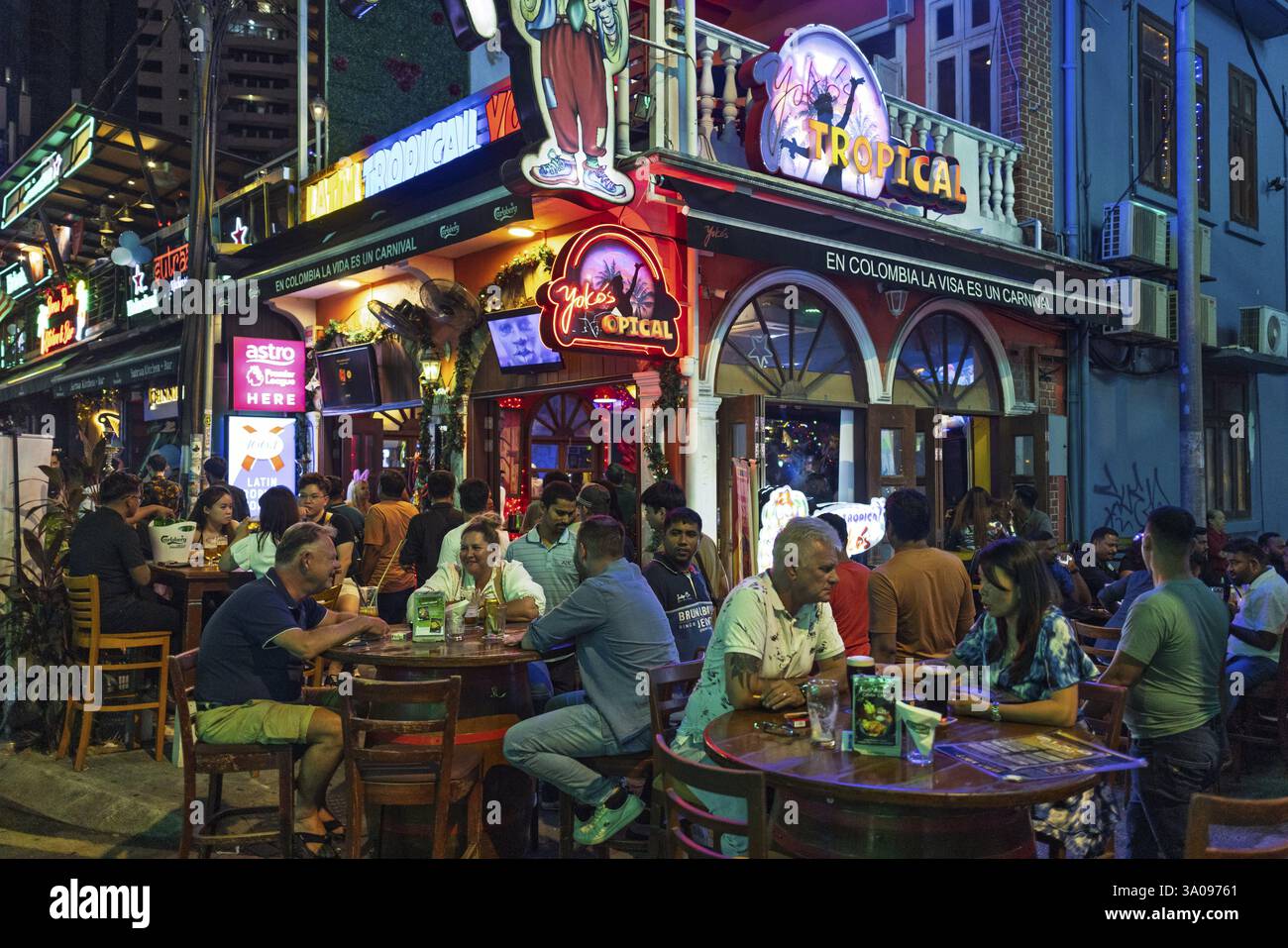 Busy pub in the evening, Bukit Bintang neighbourhood, Kuala Lumpur ...