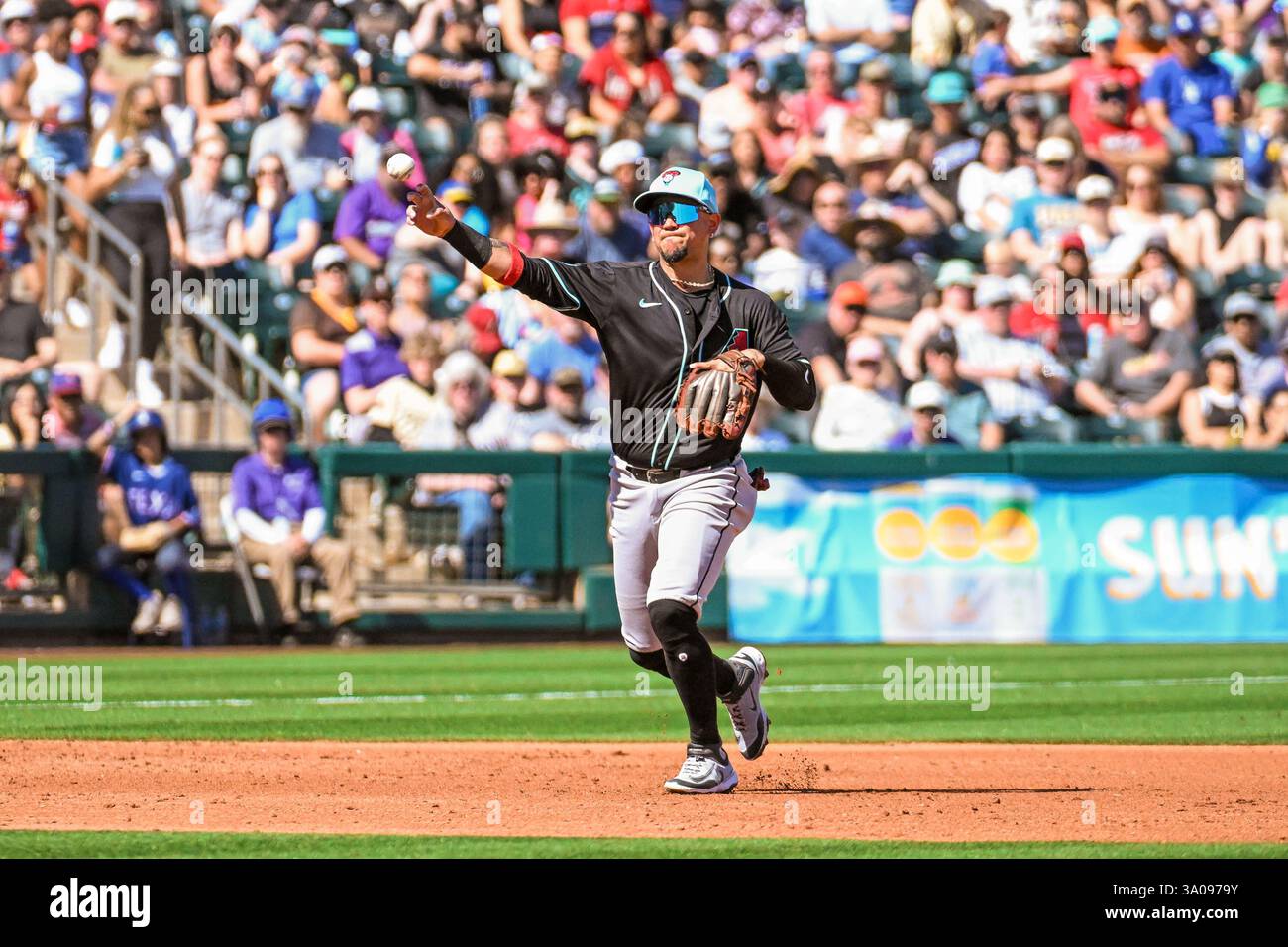 Arizona Diamondbacks third baseman Ildemaro Vargas (6) throws the ball ...