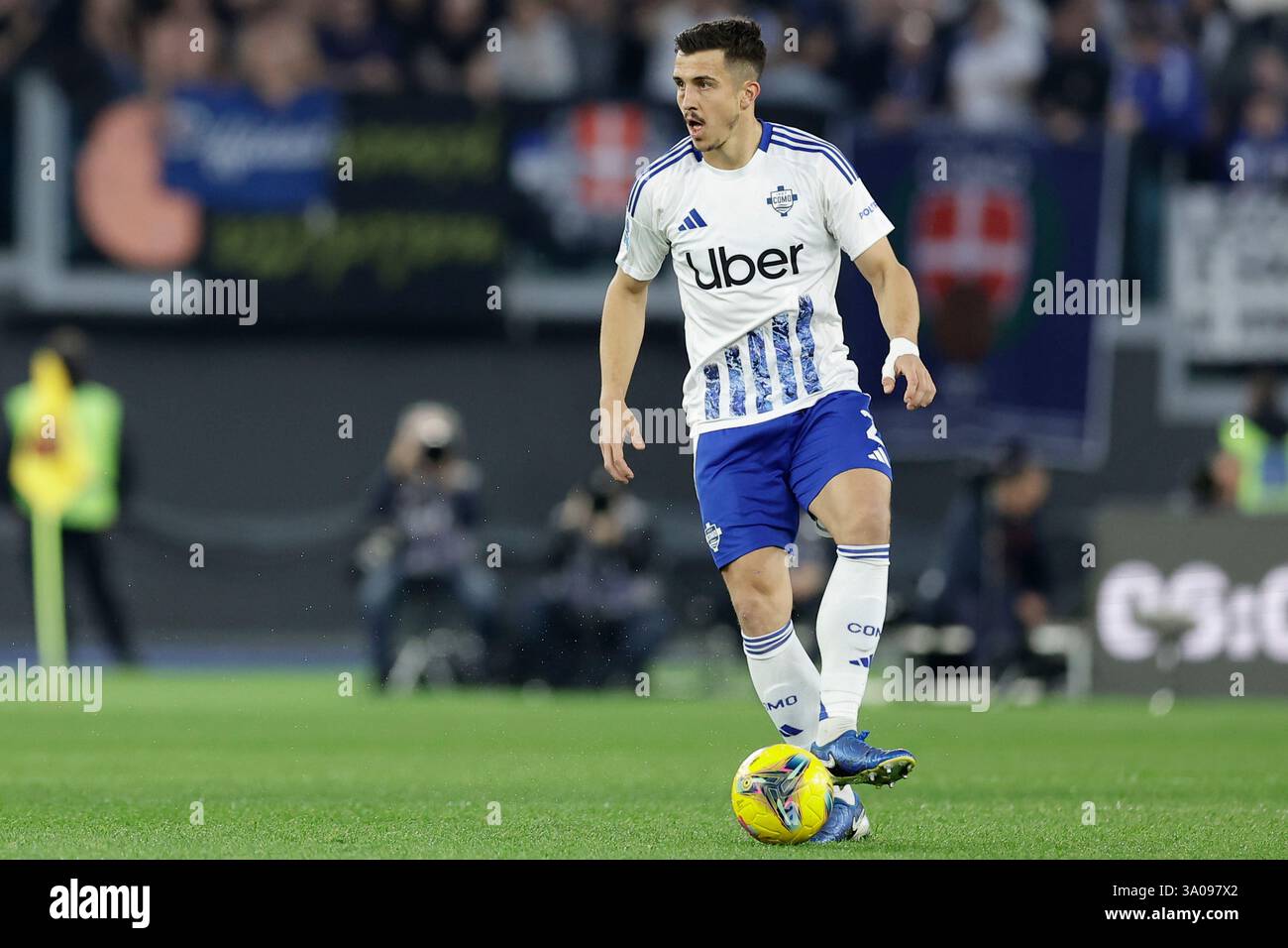 Como’s German defender Marc-Oliver Kempf controls the ball during the ...