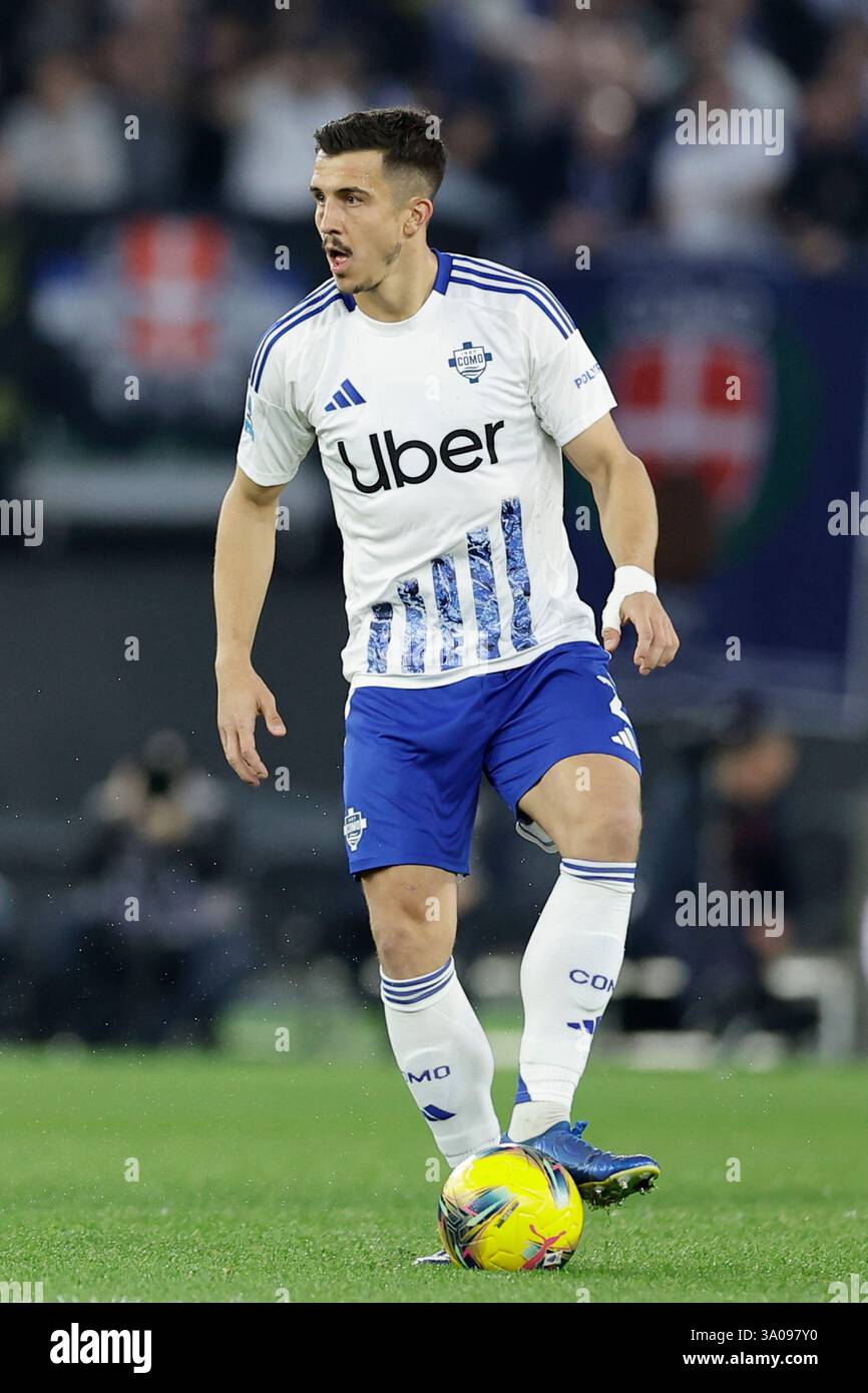 Como’s German defender Marc-Oliver Kempf controls the ball during the ...
