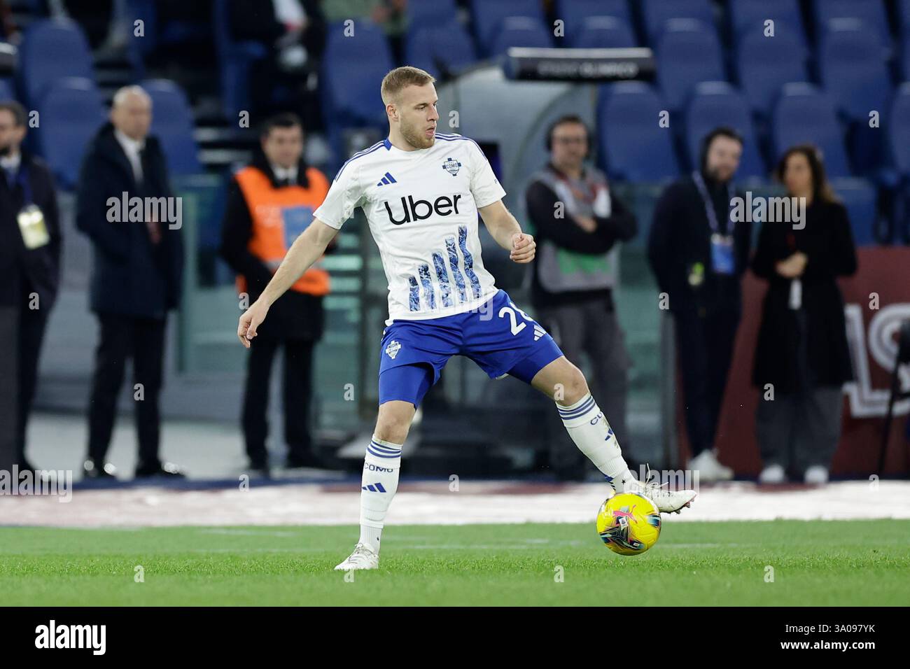 Como’s Croatian defender Ivan Smolcic controls the ball during the ...