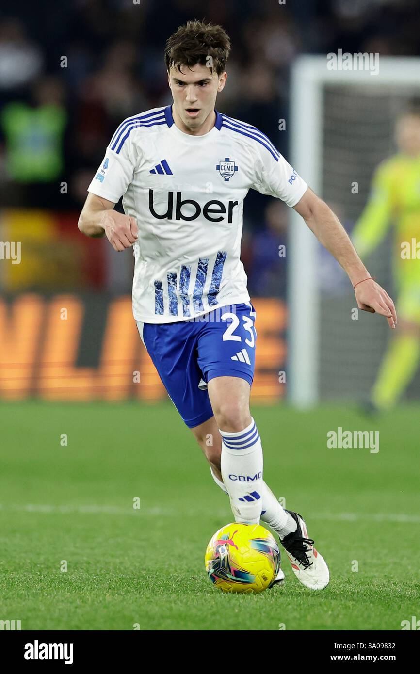 Como’s Argentinian midfielder Maximo Perrone controls the ball during ...